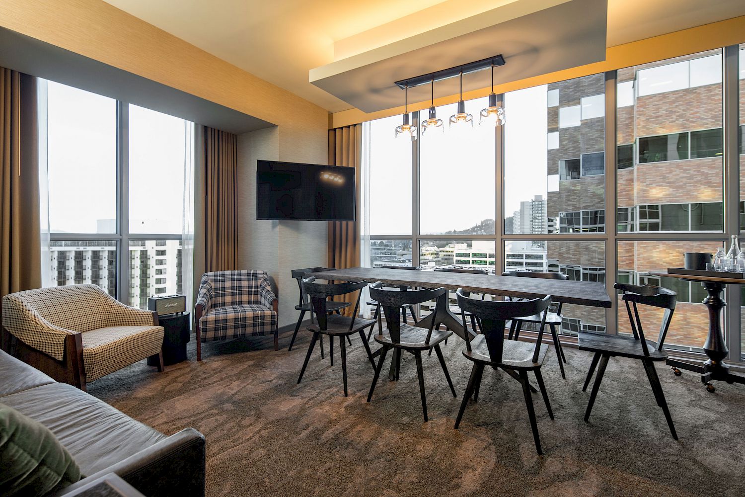 Downtown Portland Luxury Suites Hotel - The Porter Hotel - City & River ...