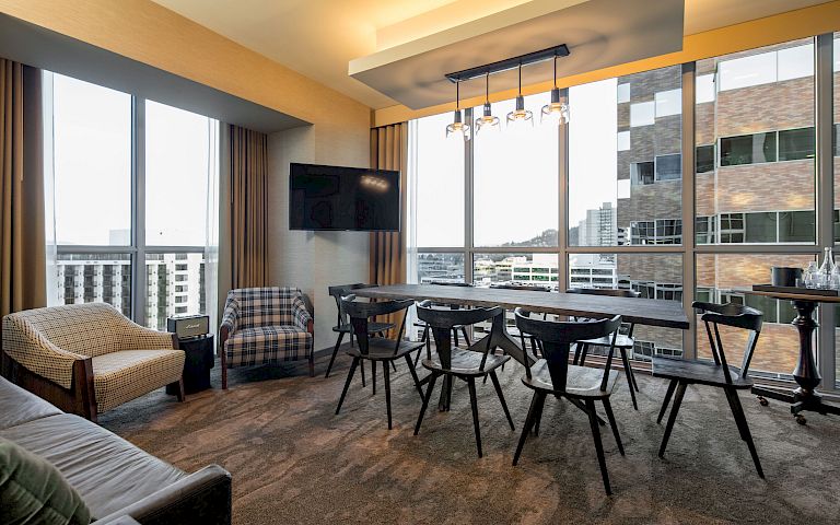Downtown Portland Luxury Suites Hotel - The Porter Hotel - City & River ...