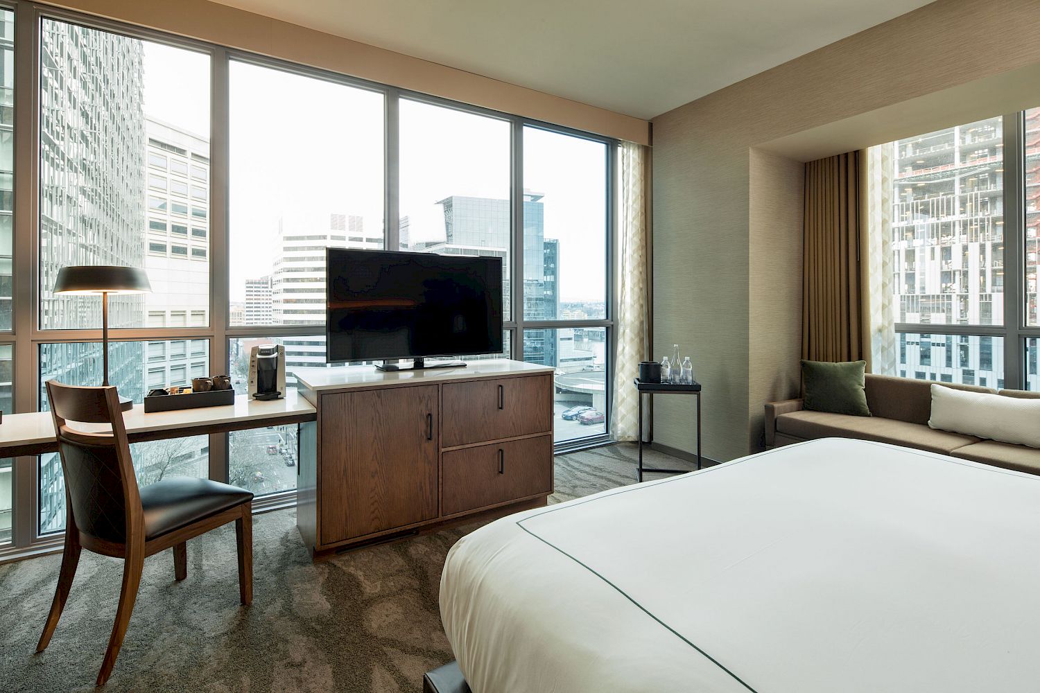 Downtown Portland Luxury Suites Hotel - The Porter Hotel - City & River ...